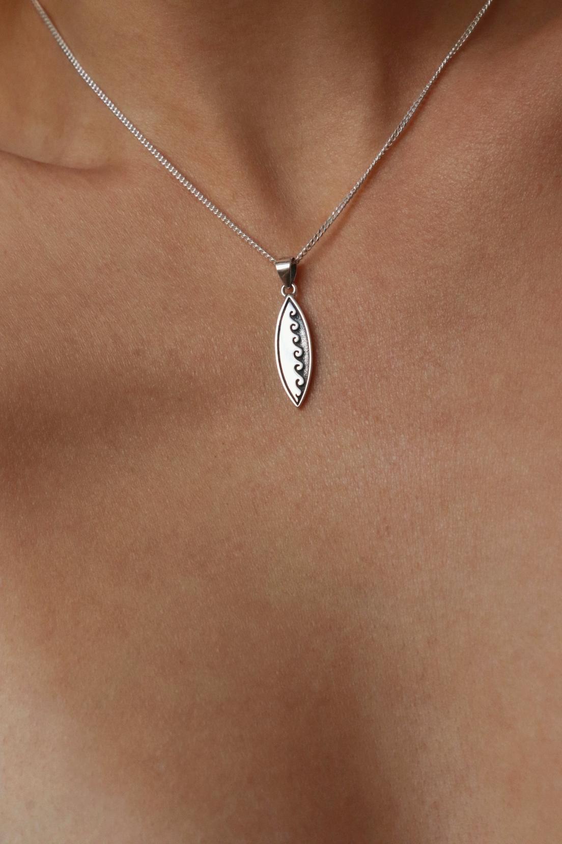 סרילנקה-שרשרת גלשן חריטה גלים כסף 925 - TAO